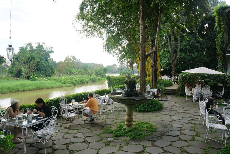 【泰國·清萊】Chivit Thamma Da Coffee House 白色鄉村風河畔景觀咖啡/餐廳 | Teresa的旅遊筆記